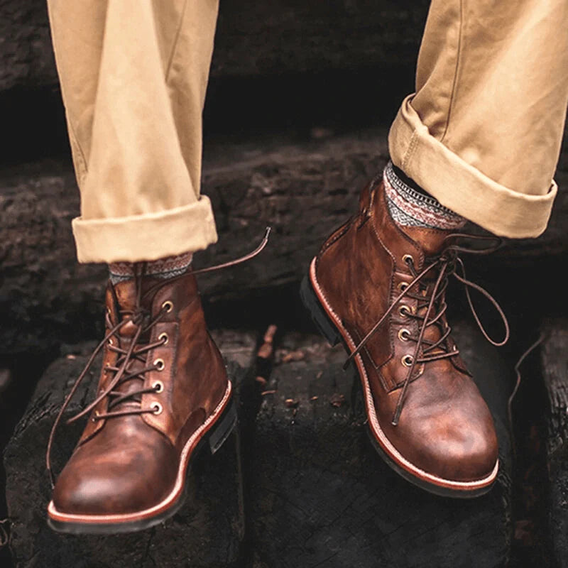 Bota Masculina de Couro Punk Vintage